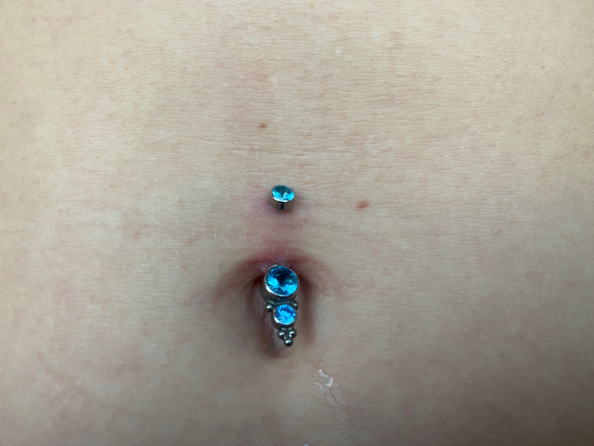 Navlepiercing Revet Gjennom Huden Piercing, Info Og Booking · Carbon